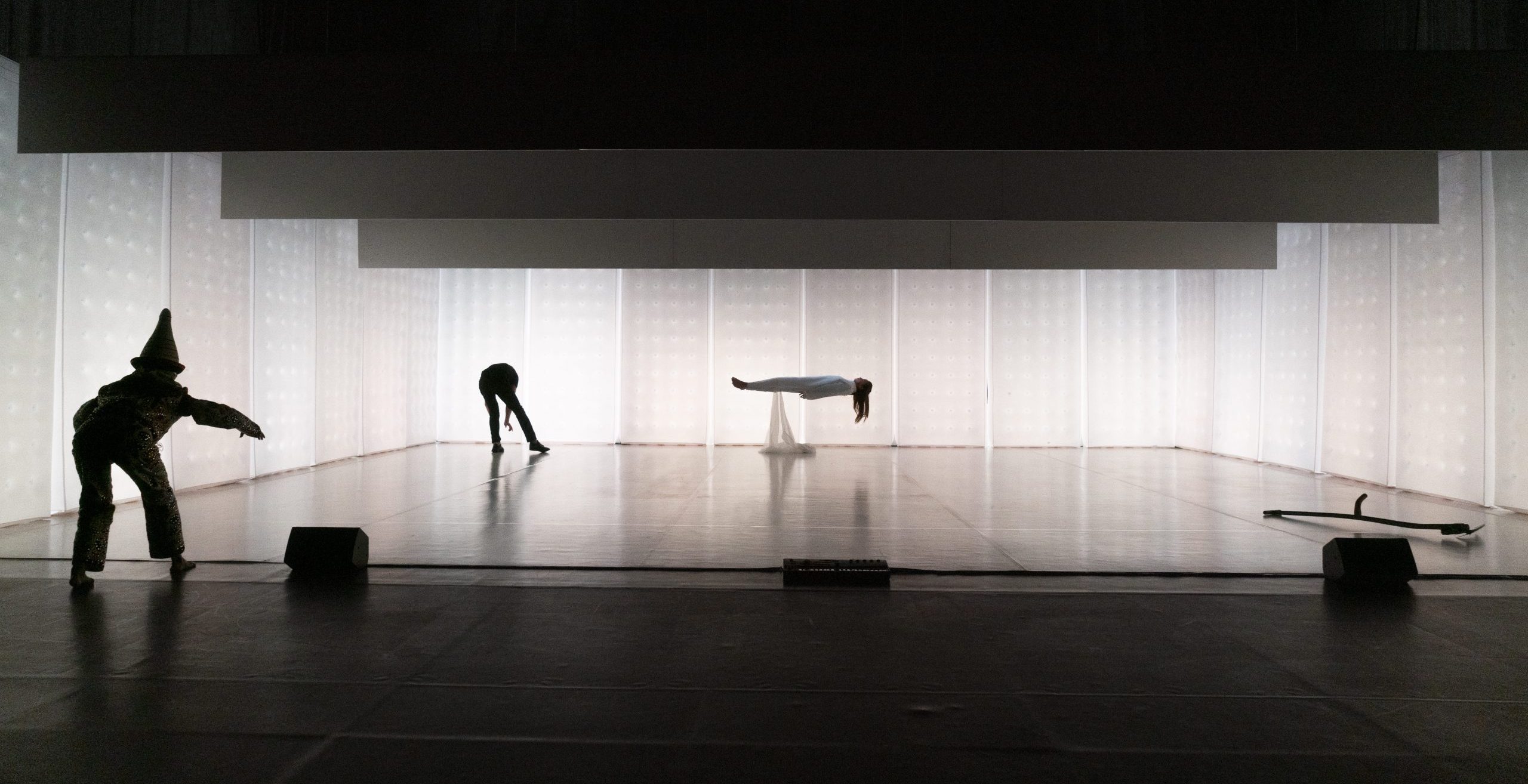 Moving Between Worlds—Reality Meets Virtual Reality in No Reality Now ...